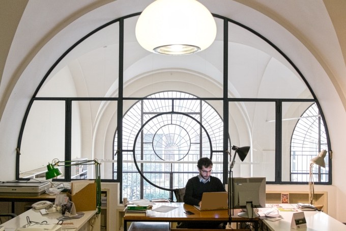 Classes, exam and graduation sessions, libraries and offices are online ...